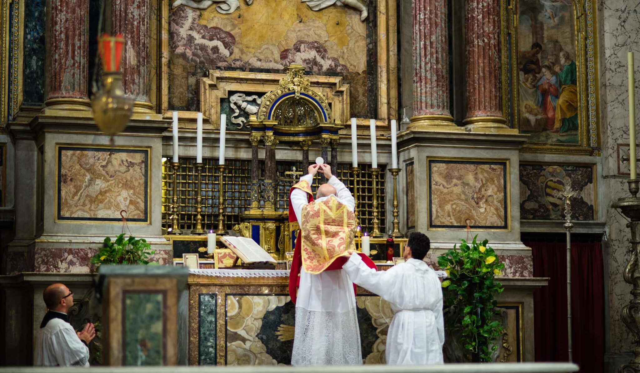 Latin Mass Attracts New Adherents as Traditional Catholic Movement ...
